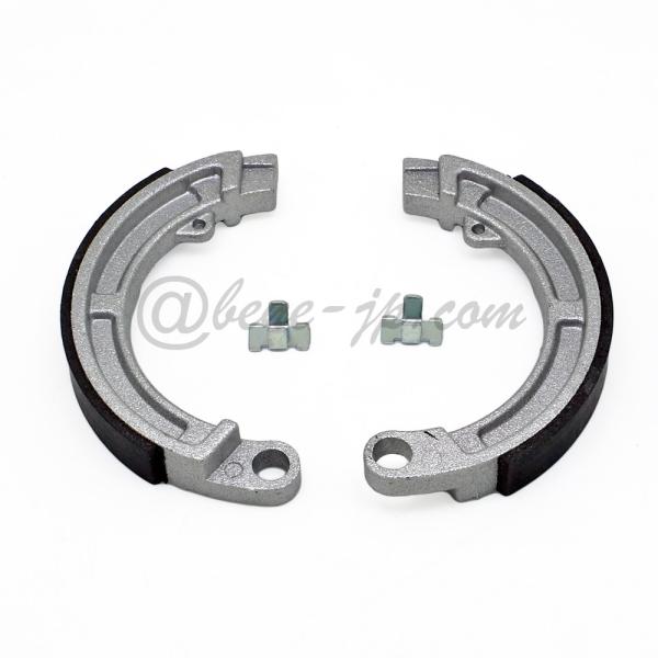 フロントブレーキシューFA Italia製装着車両;　Vespa 50/90/100/125ET3Vespa 150 VL1-VBB, 125 53'-VNB, 150/125super,　写真では、金具と別れて使用時に装着するようになって...