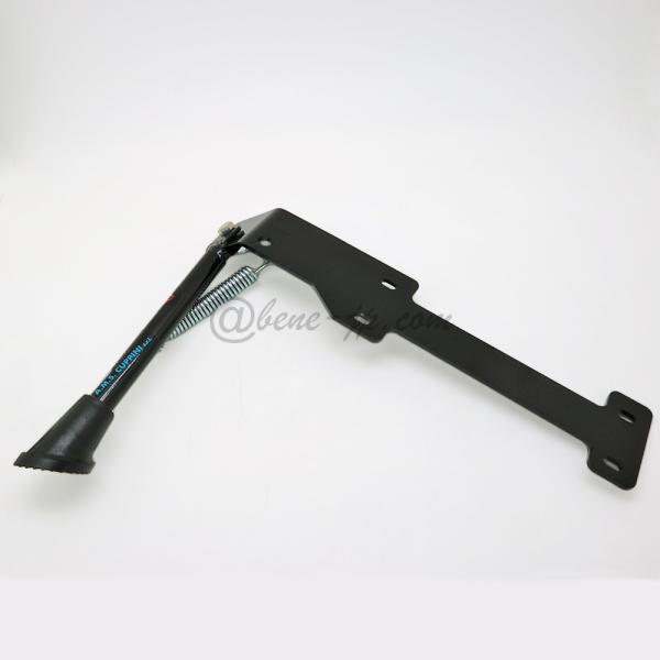 Cuppini製　サイドスタンド　ブラック　Vespa P/PX, LML 2S、先端部分にゴムのキャップが装着されており、他のサイドスタンドより、地面に対して滑りにくくなっています。ゴムがすり減った場合の交換用のラバーキャップも別途販売し...