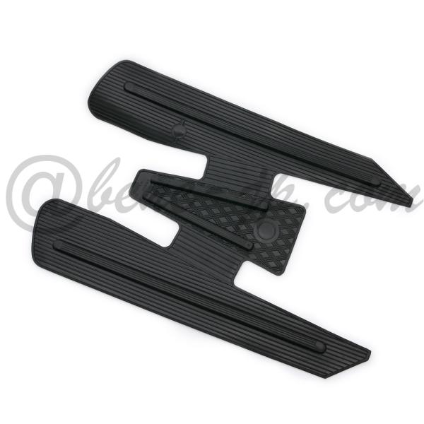 フロアマット　Black　Vespa 50/100/125社外品のFA Italia製リアブレーキペダルの部分っは穴が開いていない場合がありますので、その際には取り除いてください。センターにレールがあるVespa 50S/90/100用です...
