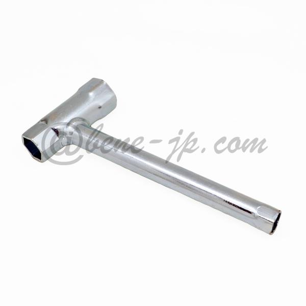 ベスパ　50S/100用のプラグレンチホイール等の交換にも使用出来ます。サイズ；　17-21-13イタリア製車載工具としてのマストアイテム！！使用には差支えの無い程度の小傷、小さな錆等があります。