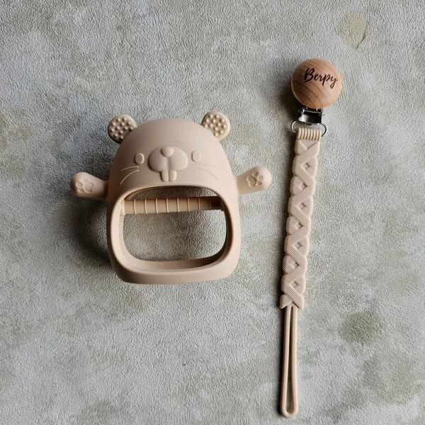 かわいい歯固めと、おしゃれなストラップで、お出かけ先でも落とさない！無くさない！お子様も安心してカミカミできます。商品名：歯固めストラップセット素材：シリコン　（ストラップの一部は木製です。）サイズ：【歯固め】高さ10.5cm×幅7.5cm...