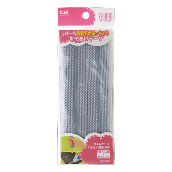 特徴： ●静電防止糸使用すそあげテープ。アイロンで簡単に接着できます。 ●スカート、スラックスやカーテンなどのサイズ直しに適しています。 ●ドライクリーニング、水洗いができます。 ●カラー：ライトグレー  使用方法： (1)テープは必要分よ...