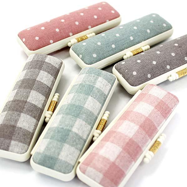 ■素材：布■10.5ｍｍ〜12ｍｍ用 か13.5ｍｍ〜15ｍｍ用から選べます。■チェックか水玉柄が選べます。■色は、３色から選べます。■はんこの落下を防ぐストップキャップ付き。■お子様、お孫様への贈り物に最適。チェックと水玉どちらがお好みで...