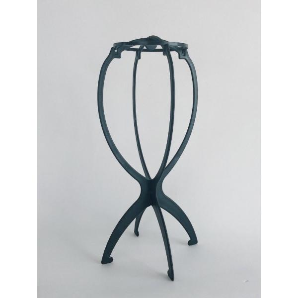 使わない時にスタンドにかけておけるウィッグスタンド。、ヘアスタイルの崩れを防ぎ、洗ったときも立てかけて乾かせられるのでとても便利です。折りたたんで、持ち運びもできます。上部の輪の部分の凹凸がしっかりとはまる構造ですので安定感があります。