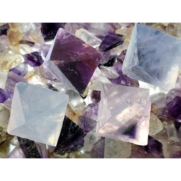 【ご購入後の当店からの連絡はご登録のメールアドレスに通知いたします。必ずご確認ください】商品画像は一例です：天然石のため色は、クリア、緑色、紫色、黄色、青色、などさまざまとなり商品より異なります【天才の石】と称されパワーストーンとしても人気...