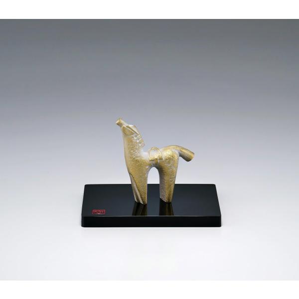 【ご購入後の当店からの連絡はご登録のメールアドレスに通知いたします。必ずご確認ください】【商品概要】サイズ：高さ8.0×幅7.3×奥行2.3cm令和八年、2026年の縁起干支は「午(うま:馬)」。 前向きなエネルギー・成功・繁栄の象徴として...