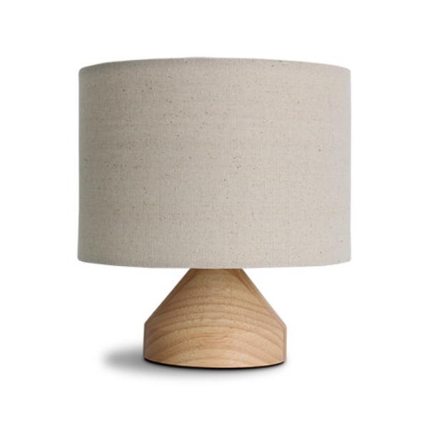 夕陽に照らされた小さな山を思わせるナイトランプ。■素材 木(ラバーウッド)、スチール、ファブリック■サイズ 全体： 直径20×高さ21.2cmシェード： 直径20×高さ14cm　ベース： 直径10.5cm■カラー ベージュ■コード ON/O...