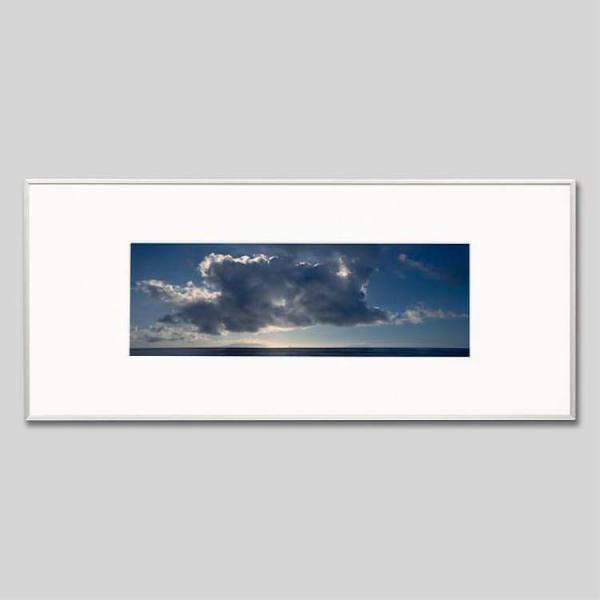 写真家によってオリジナルで撮影された、本格ピクチャーアート「IGREBOW」。IGREBOWの写真は全て撮り下ろし、プリントも写真家の手によって制作されたオリジナルプリントです。この作品は日本 静岡県 夏の海 朝日に浮かぶ三宅島と三本岳のも...