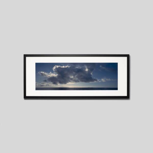 写真家によってオリジナルで撮影された、本格ピクチャーアート「IGREBOW」。IGREBOWの写真は全て撮り下ろし、プリントも写真家の手によって制作されたオリジナルプリントです。この作品は日本 静岡県 夏の海 朝日に浮かぶ三宅島と三本岳のも...