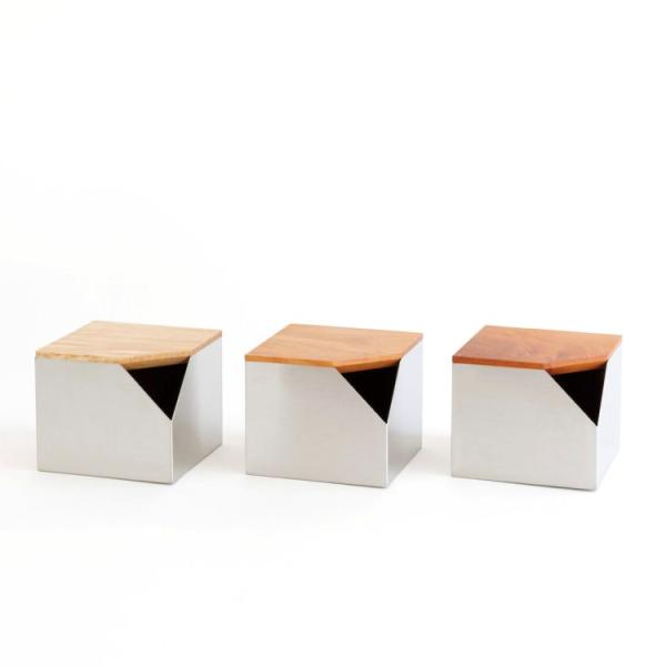ステンレス×天然無垢材の静かに佇む小さな箱。コンパクトなティッシュボックス、SAEZURI。SAEZURIは　山桜（やまざくら）・欅（けやき）・椎（しい）といった国産材を用い、仕上げには「ナチュラル」と「鉄媒染」（てつばいせん）の2タイプを...