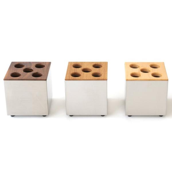 デザイン性と実用性、機能性を兼ね備えたシンプルモダン傘立て。エントランスのちょっとしたアクセントになります。天然無垢材とステンレスの質感が美しく調和した、シンプルモダンな5穴傘立て。傘先を傷つけないゴムカバー付きで機能性も快適。玄関やエント...