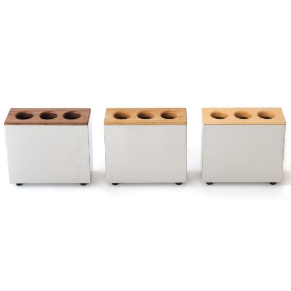 デザイン性と実用性、機能性を兼ね備えたシンプルモダン傘立て。エントランスのちょっとしたアクセントになります。天然無垢材とステンレスの質感が美しく調和した、シンプルモダンな3穴傘立て。傘先を傷つけないゴムカバー付きで機能性も快適。玄関やエント...