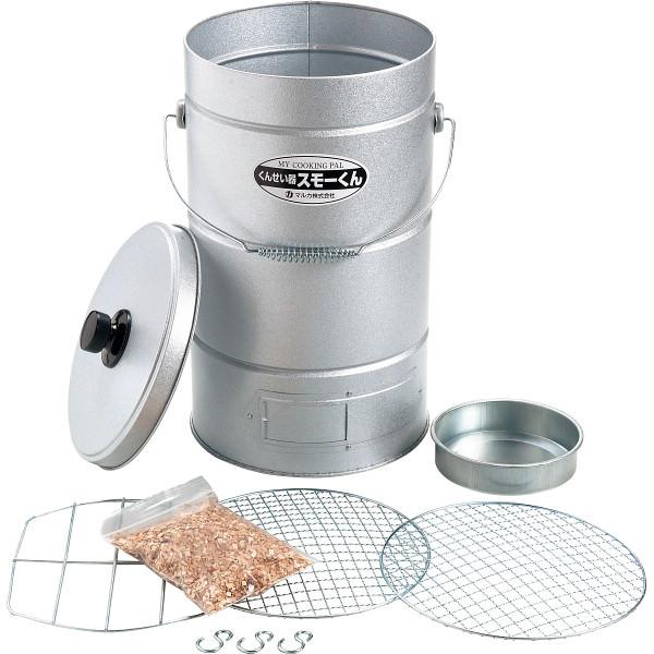 大切な方への贈り物に、ご自身へのご褒美に。●おうちで手軽に燻製料理 ご家庭のカセットコンロで手軽に燻製が作れるスモーカーセット。スモークチップ付なのですぐに燻製作りが始められます。■商品情報◇ブランド ◇サイズ ●現品約24.5直径×40c...