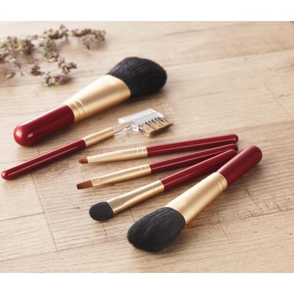 <のし対応・ラッピング包装紙対応・選べるギフトカード・送料無料>大切な方への贈り物に、ご自身へのご褒美に。●穂先をカットしない熊野の化粧筆は、穂先がやわらかくやさしいので、肌触りが違います。メイクのノリや持ちも断然違う「本物」の...