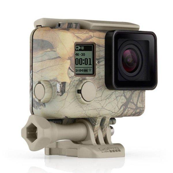 Camo ハウジングは、森や林で GoPro をカモフラージュします。ハウジングの Realtree Xtra パターンは、どの季節でも、動物の生息地の背景にブレンドします。QuickClip (クイッククリップ) は野球帽に逆向きに装着し...