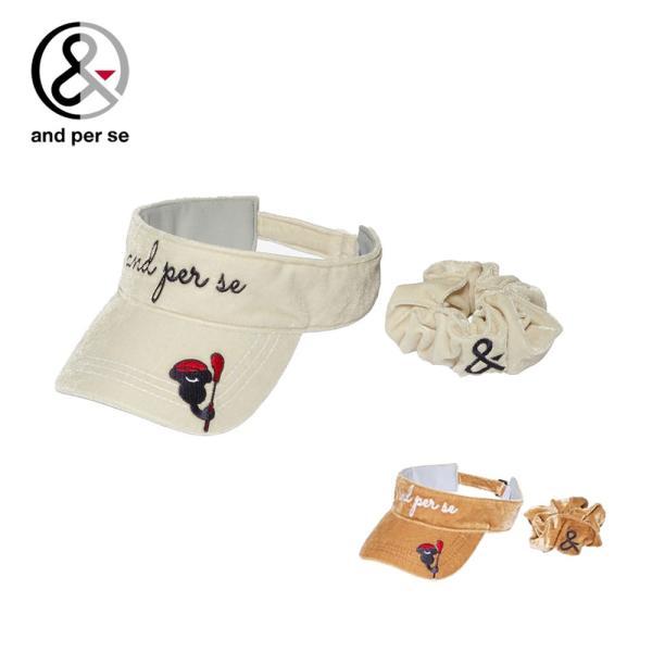 フロントのロゴ刺繍、ツバのアンパンジー刺繍がポップで可愛らしい印象のサンバイザーです。フィット感の調整がしやすい面ファスナー仕様アジャスター付き。暖かみのあるベロア素材で秋冬のコーディネートで活躍してくれます。同素材のシュシュ付き。UVプロ...