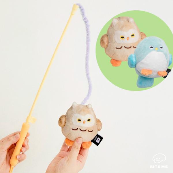 韓国で大人気のドッグトイブランド！ BITE MEのなかまたちバイトミーならウチの子のお気に入りがきっと見つかる。・伸びるゴムバンド付き釣り竿トイ・ピーピー音＆カシャカシャ音入り・引っぱり遊び・追いかけ遊びに対応・くわえやすいサイズ感・小型...