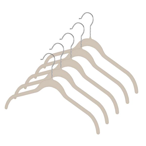 ・Slim, space-saving design with chrome hook save space in closets・These hangers are flocked with velvet like material to...