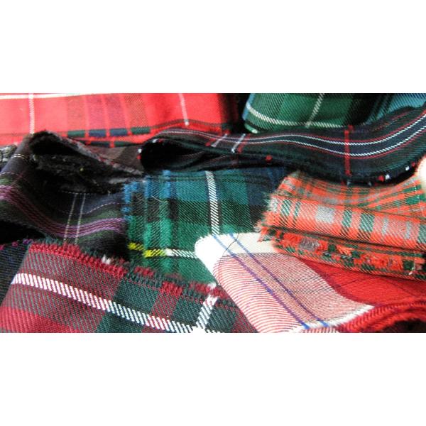 本物のスコティッシュタータン生地はぎれ約500g入りです。パッチワークやクラフト小物の素材として最適です。タータン独特のチェック柄が楽しめます。大容量タイプで手芸やソーイングの材料として幅広くご使用いただけます。