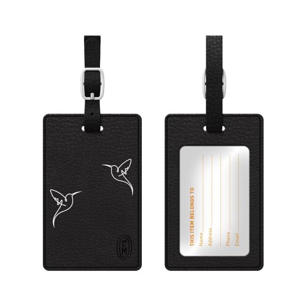 Centon OTM Essentials（セントン）のブラックレザーバッグタグ。ハチドリを描いたナチュラルで爽やかなデザインがバッグのアクセントになります。本革素材を使用した上質な仕上がりで、旅行・通勤・通学のバッグアクセサリーとして活躍...