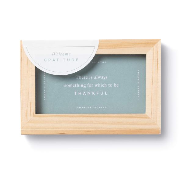 ・このカードは素晴らしいものすべてを祝うためのものです。 52 のユニークな引用句をディスプレイの窓に配置して、お好きな頻度を変えるか、毎週新しいものを選んで、感謝の気持ちを満喫してください。 言葉を瞑想して、感謝の気持ちで全世界を明るくし...