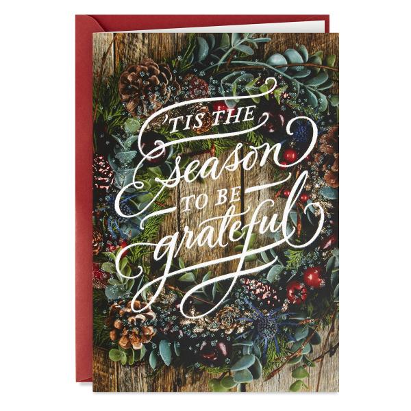 ・このクリスマスカードの箱入りセットには、ホリデーシーズンに友人や家族に暖かい願いを送るのに必要なものがすべて含まれています。・ホリデーカードは、木製のドアに飾られたリースの可愛らしい写真と、ラメがアクセントのスクリプトレタリングが特徴です...