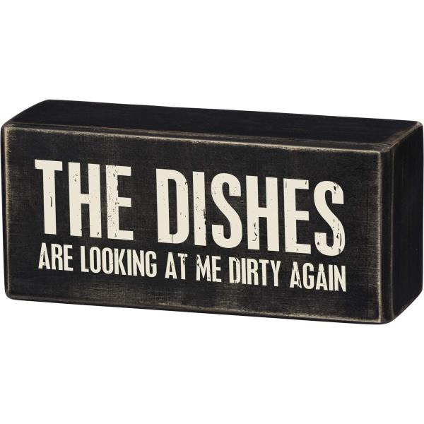 木製ボックスサイン。サイズ：約13×6×4cm（5×2.25×1.75インチ）。「The Dishes Are Looking At Me Dirty Again（またお皿が汚れた目で見てる）」のユーモラスなメッセージ。キッチンや洗面台の小...