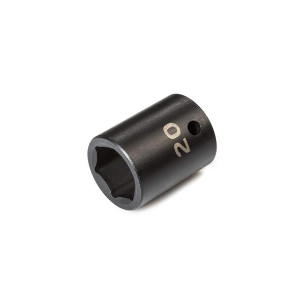 差込角12.7mm（1/2インチ）の6点シャロー（浅型）インパクトソケット、20mmサイズ。レーザー刻印と打刻の2種類のサイズ表記で視認性を確保。ソケット内部は浅型ながら全長にわたる深いウェルにより、多様な締結部に対応。フリクションリングと...