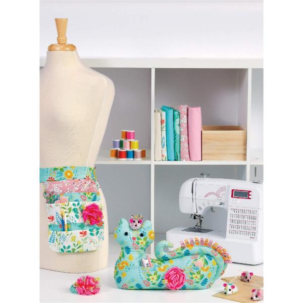 ・Kwik Sew K4274 / R10843 ソーイングルームアクセサリー・裁縫スペース用アクセサリー。ネコとネズミをテーマにしたソーイングオーガナイザー（縦23cm×横36cm×奥行8cm）、ピンクッション、ソーイングウェイト、エプロ...