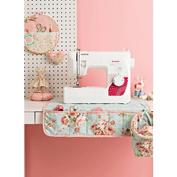 ・Kwik Sew K 4295 / R10842 ソーイングルームアクセサリー・シャビーシックにインスパイアされた裁縫ルームアクセサリー。 パターンには、コンバーチブルミシンカバー、スクラップバッグ、裁縫キャディ、針とはさみケース、布地の...