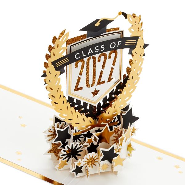 ・卒業生を祝福し、次の章で最高であることを願っています。 プレミアム卒業カードできっと感謝します。・カバーは黒と白のストライプの背景にモルタルボードが特徴で、金箔がアクセントになっています。 内部には精巧なサプライズ「Class of 20...