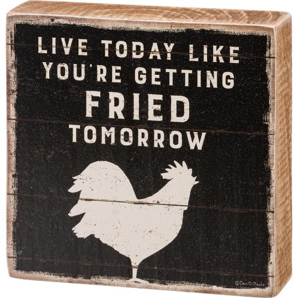 アンティーク調の天然木ブロックサイン（約10×10cm）。「Live Today Like You're Getting Fried Tomorrow」の遊び心あるメッセージ入り。陽気で皮肉なユーモアが好きな方へのギフトにも。キーホールスロ...