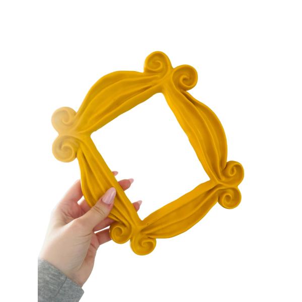 ・A great entryway statement piece!・Fun, pop culture reference・Durable resin that won't break easily・Easily hung with com...