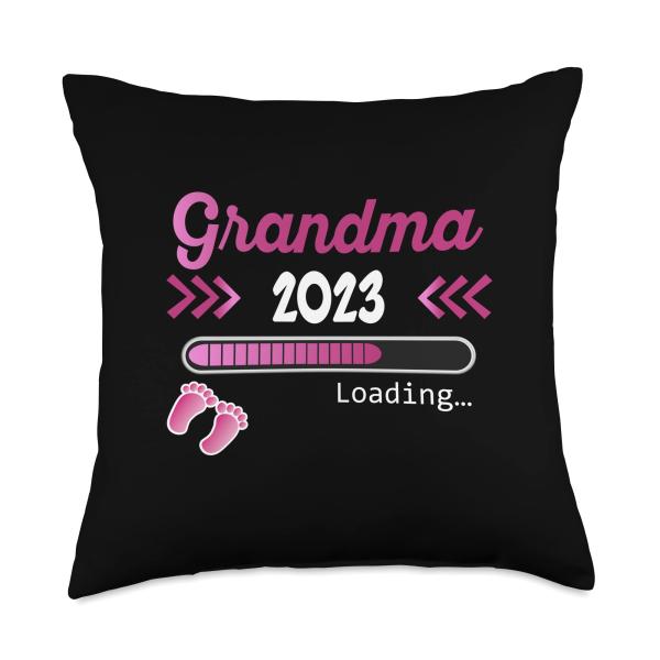 「Grandma 2023 Loading」のメッセージで妊娠を発表するユーモラスなデザイン装飾クッション。お義母さまやお母さまへのサプライズギフトに。・素材：スパンポリエステル100％（綿に似た柔らかな手触り）・両面プリント仕様・中材：ポ...