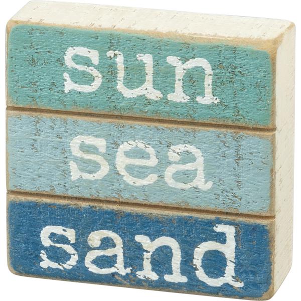 「Sun Sea Sand」のメッセージとスラット（板張り）デザインのビーチテーマウォールサイン。ディストレス仕上げで味のある質感。ビーチ・海辺テイストのインテリアによく合う。壁掛け・自立スタンドどちらにも対応。アメリカデザイン。