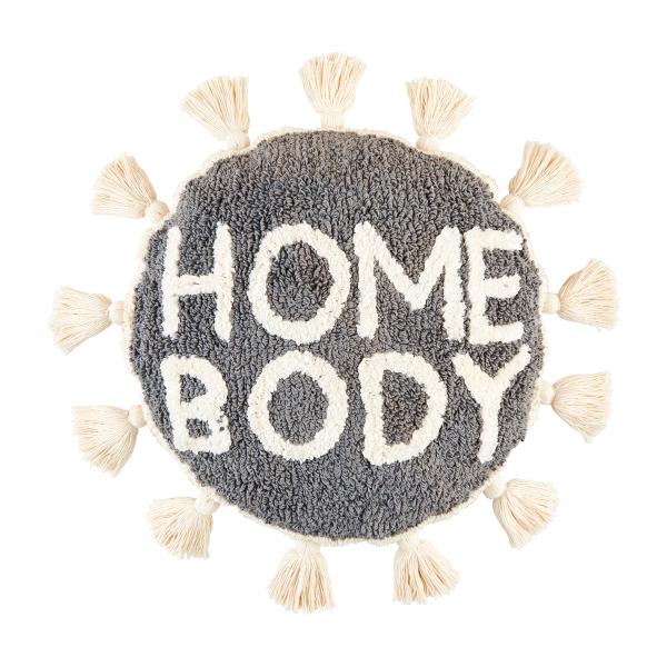 ・Homebodyラウンドピローでソファでくつろぎましょう。・房状の丸い枕は、タッセルトリムとキャンバス裏地が特徴です。・枕の中央に「HOMEBODY」と書かれた白。・直径19インチ。・お手入れ方法:部分洗いのみ。