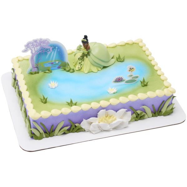 ・ディズニー プリンセス ティアナ ケーキトッパー - 小さなディズニープリンセスとカエルのファンの特別な誕生日を祝いましょう。ティアナ王子、マルドニアナヴェーンの王子がカエルとして描かれたこの素晴らしい装飾で、背景の2枚がセットされていま...