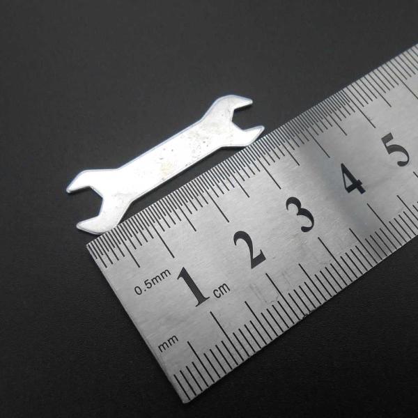 M2〜M2.5・M3〜M4対応の超極薄両口スパナ100本入り。厚さわずか0.7mmで、RCモデル・プラモデル・精密電子機器のマイクロサイズナット作業に使用します。