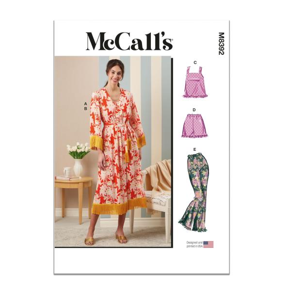 ・McCall's ソーイングパターンパケット。縫製テンプレート、推奨生地、パターンピース、サイズガイド、説明書（英語）が付属します。・対応サイズ：ミスサイズ18・20・22・24・26。・縫いやすいパジャマセット型紙。ローブ・ドレス・トッ...
