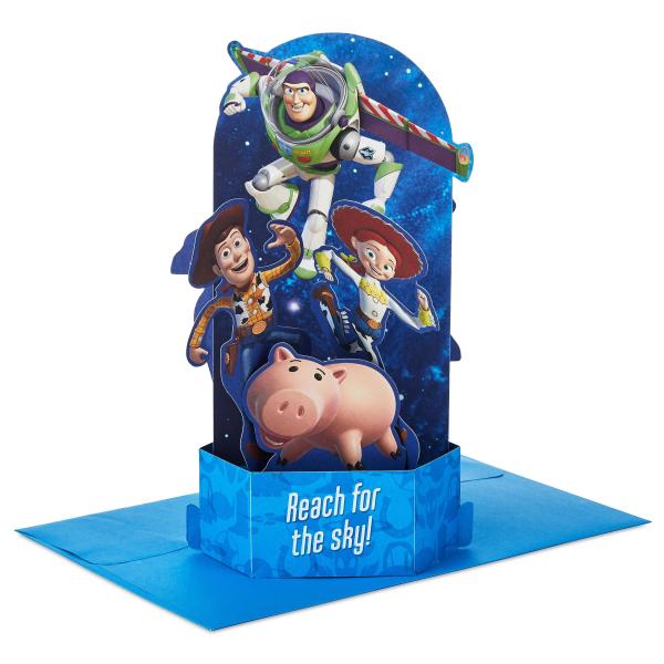 ・ディズニーとピクサーの映画「トイ・ストーリー」にインスパイアされたこの楽しいポップアップカードで、お子様の日を過ごしましょう。・ポップアップカードの前面にはBuzz Lightyear、Woody、HammとJessieが「Reach f...