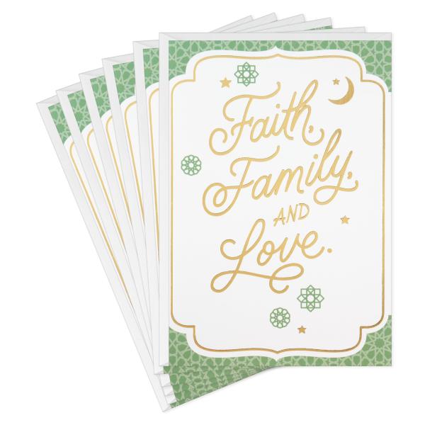・この素敵なグリーティングカードで、友人や家族の幸せと新たな信仰を願ってください。・カバーには、緑とゴールドのアクセントが付いたクリーム色の背景に「Faith, Family、Love」と書かれたゴールドの文字。内側には「Hope all ...