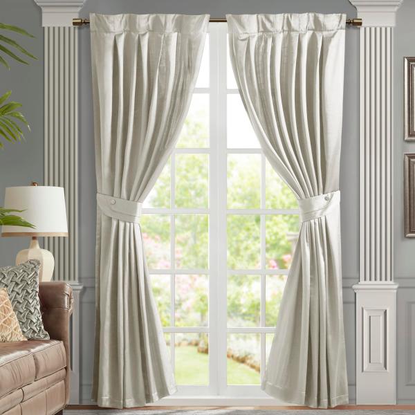・Luxurious D〓cor Refresh - Elevate your living space with the Croscill Classics Avignon Satin Window Curtain. Its sophis...