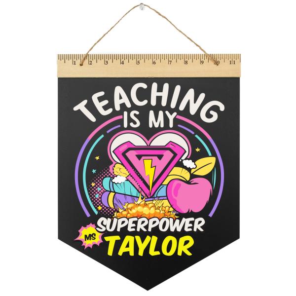 ・先生へのプレゼントに最適な名入れウッドサインです。「Teaching is my Superpower（教えることが私の超能力）」デザインが選べます。・ペナント型の形状で、本物の木製定規が上部についた個性的なデザイン。黄麻ひもで壁掛けでき...
