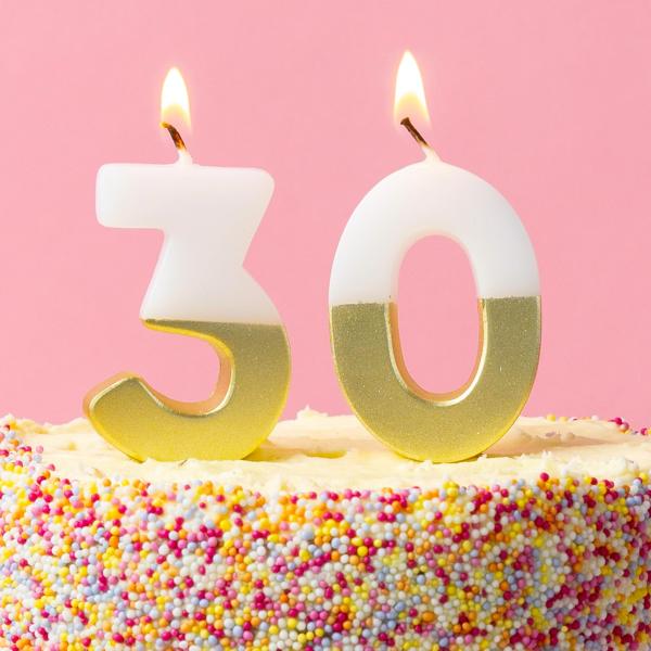 ・トーキングテーブル ホワイトとゴールド ナンバー30 バースデーキャンドル ケーキトッパーデコレーション プレミアム品質 1本と6本のキャンドル 記念パーティー マイルストーン 年齢 2.1インチ 高さ リサイクルパッケージ・誕生日、マイ...