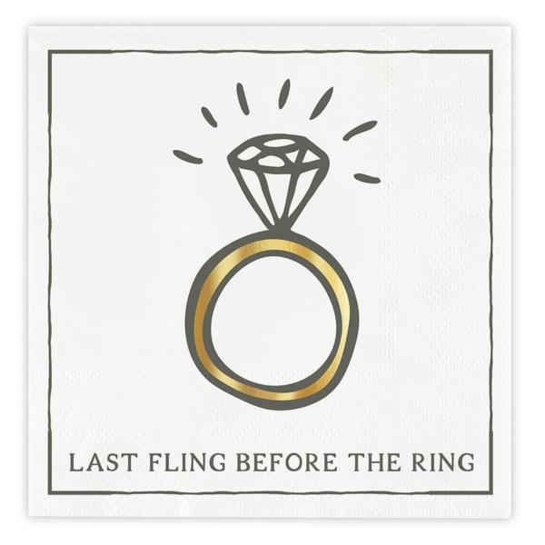・BEVERAGE NAPKINS ゴールドホイルリングデザインと楽しいフレーズ「Last Fling Before the Ring」。ブライダルシャワーやバチェロレッテパーティーに最適。・ナプキン20枚セット。各ナプキンのサイズは5 x...