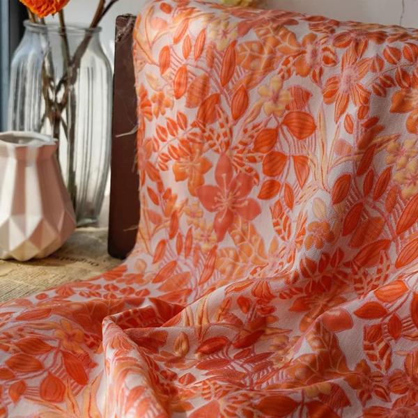 ・素材: サテン系 / 幅: 145cm / 販売単位: 2メートル・民族調の花柄先染め（ヤーンダイ）デザイン。光沢感のある生地で発色が鮮やか。・ドレス・シャツ・バッグ・ソーイング・DIYファッション制作に。洗濯機使用可。