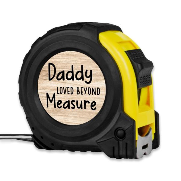 <h4>商品の特徴</h4><ul><li><b>父の日ギフト向けデザイン</b>: 「Daddy Loved Beyond」のメッセージ入りユニークな巻尺です。&lt...