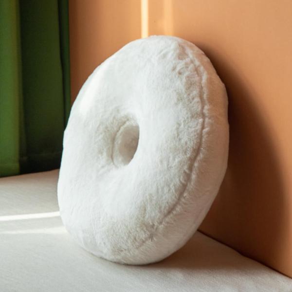 ・?【Elegant Decorative Design 】The Soft Decorative Pillow is designed with innovative heart, cloud and donut appearance, ...