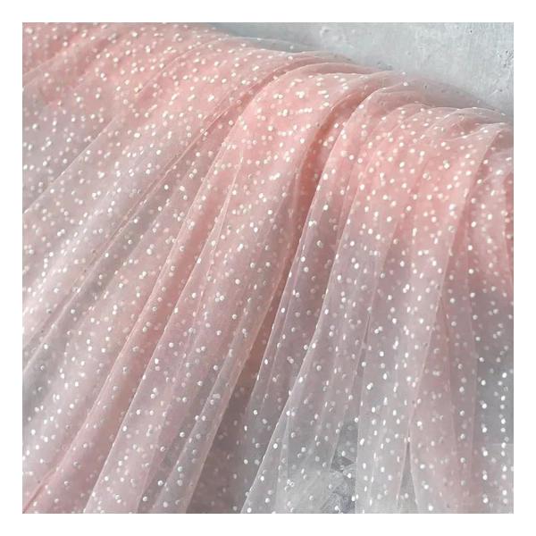 ポリエステル製の軽量シフォン生地です。幅約150cm（59インチ）、長さ約50cm（19.68インチ）のカット売りです。高精細プリントで施された小さなドット柄が可愛らしい印象を与えます。カラーは全27色展開。柔らかく肌に優しい素材で、ドレス...