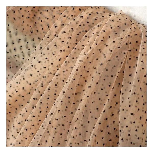 ポリエステル製の軽量シフォン生地です。幅約150cm（59インチ）、長さ約50cm（19.68インチ）のカット売りです。高精細プリントで施された小さなドット柄が可愛らしい印象を与えます。カラーは全27色展開。柔らかく肌に優しい素材で、ドレス...